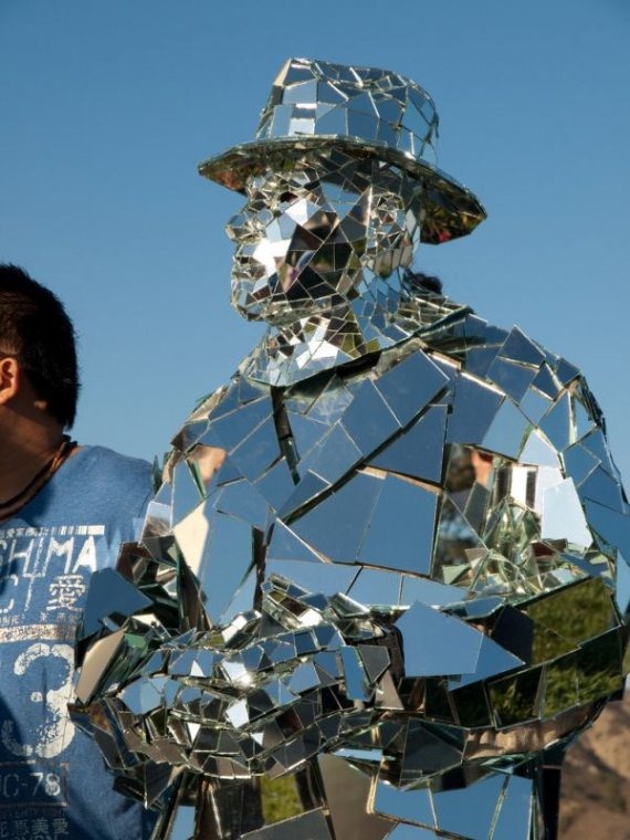 The Mirror Man of Los Angeles | Amusing Planet